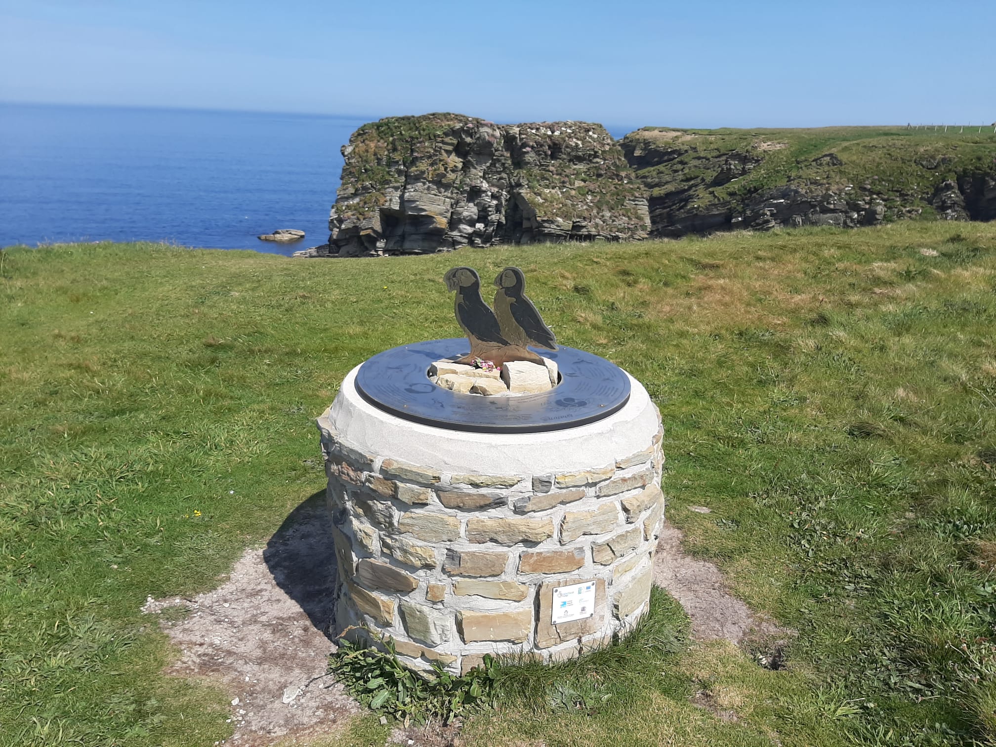 Castle o'Burrian: het papegaaiduikers paradijs van de Orkney-eilanden ...